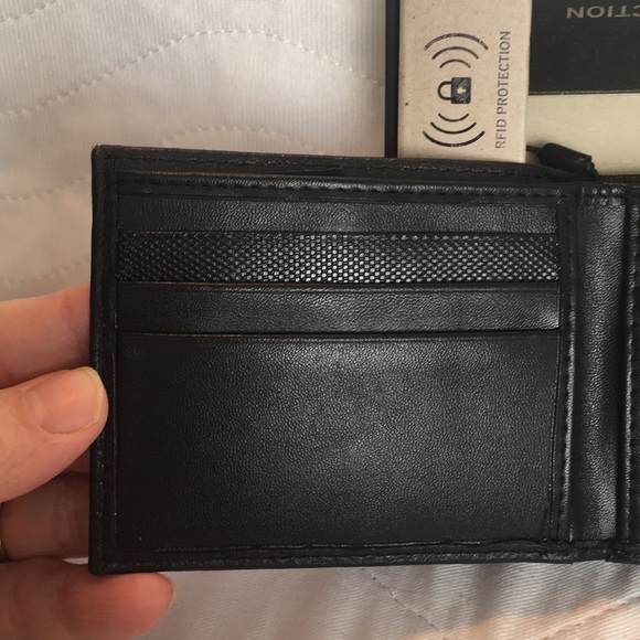 Kenneth Cole Reaction | Bags | Kenneth Cole Mens Bi Fold Black Wallet ...